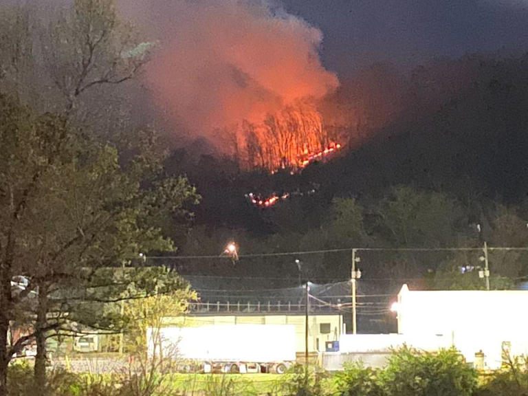 Small brush fire breaks out on Sharps Ridge in Knoxville