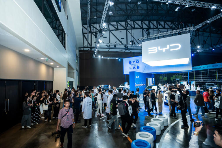 กลุ่มธุรกิจเรเว่ เปิด BYD Lab ชมนวัตกรรมยานยนต์-รถยนต์ลอยน้ำ