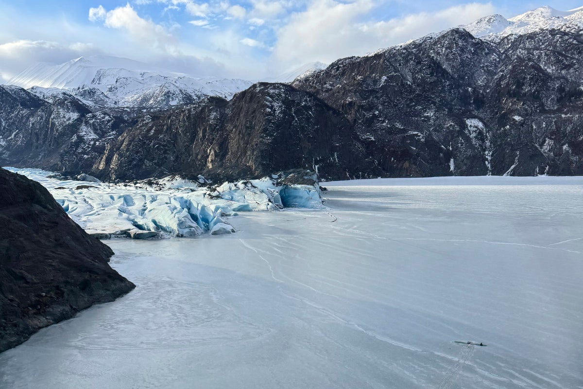 Pilot, children survive 12 hours on wing of submerged plane after ...