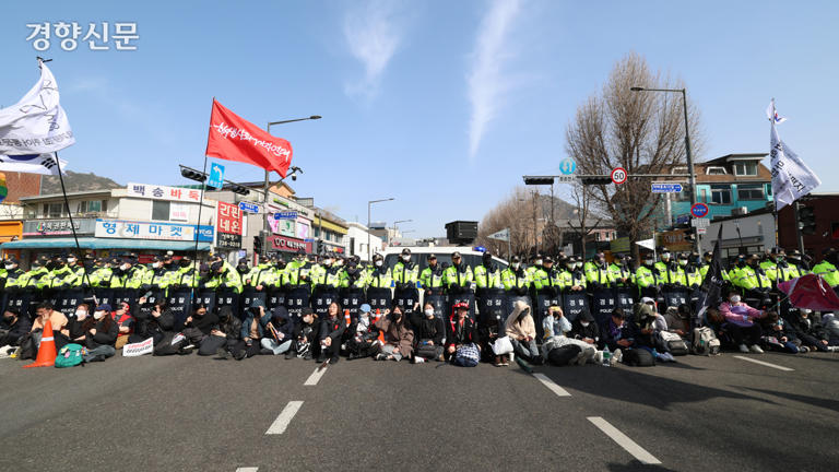 Ukraine to deploy machine-gun toting robots to frontlines of war with ...