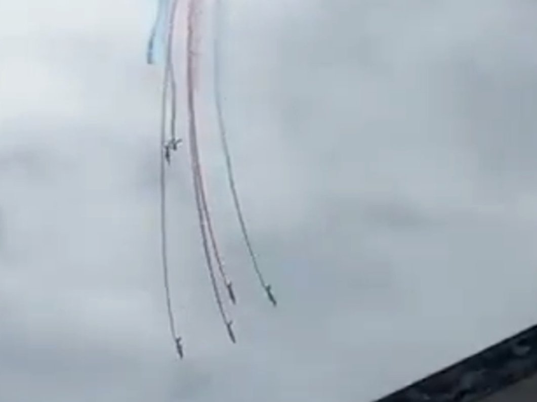 Two French Alpha Jets crash mid-air in rehearsal