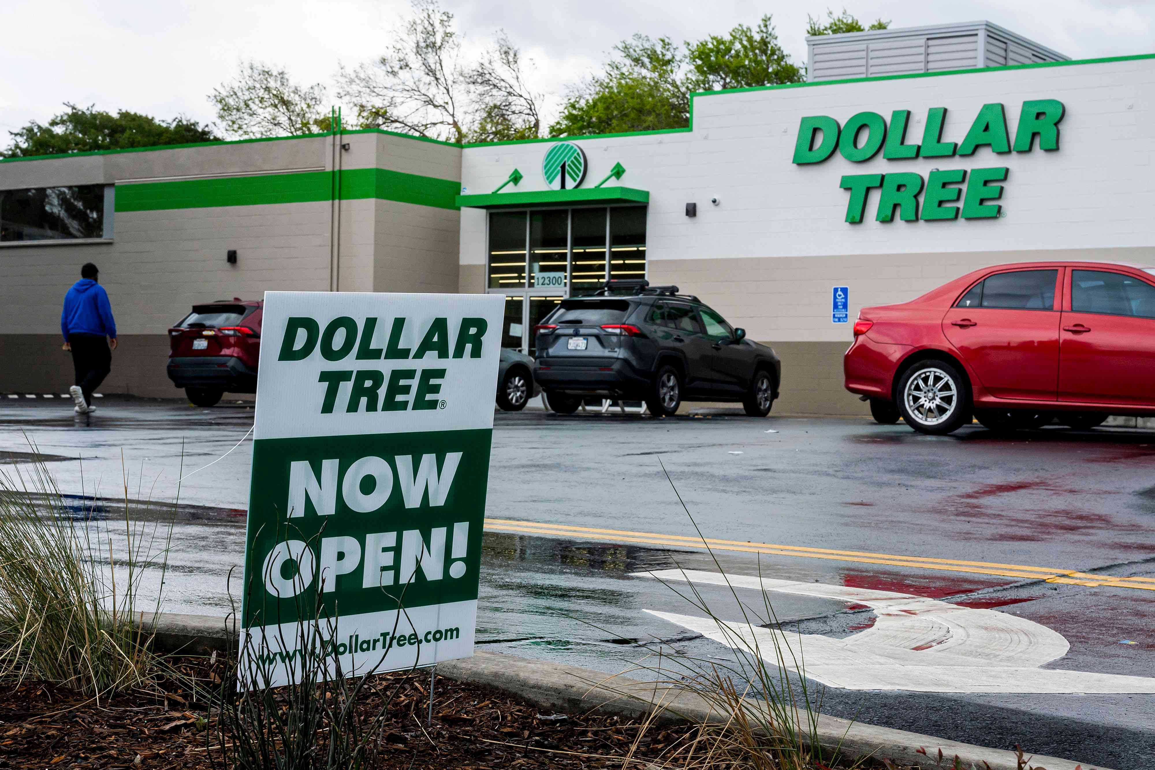 Dollar Tree to Sell Family Dollar to Private-Equity Firms in $1B Deal