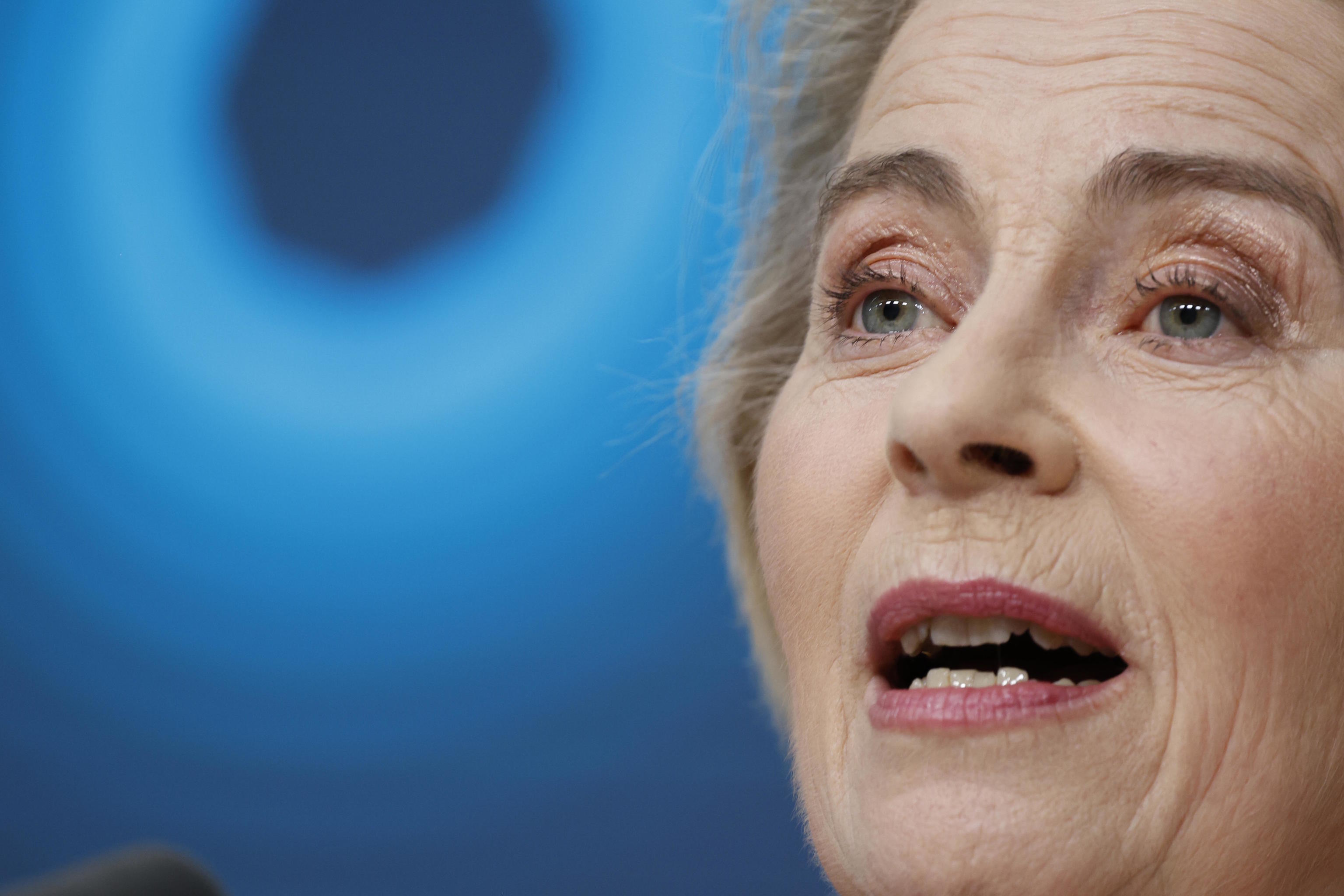 The elements of the survival kit advised by Brussels: water, identity ...