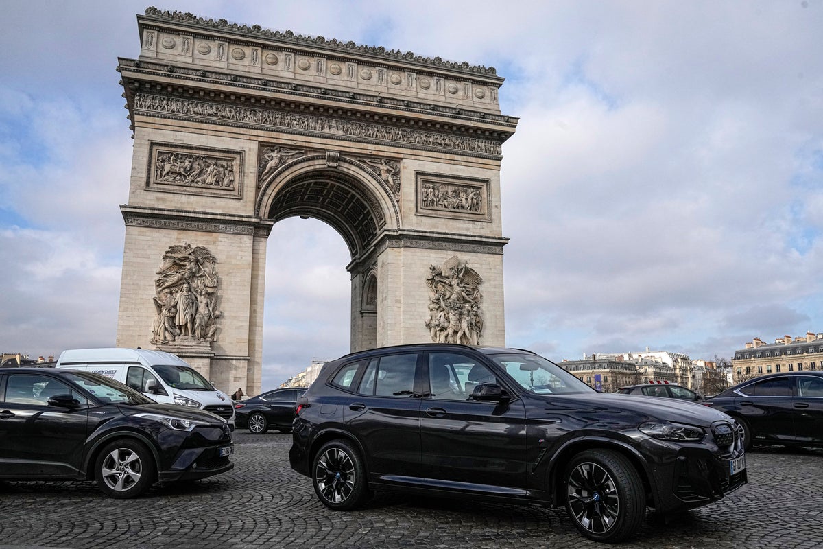 Parisians vote to ban cars from 500 more streets