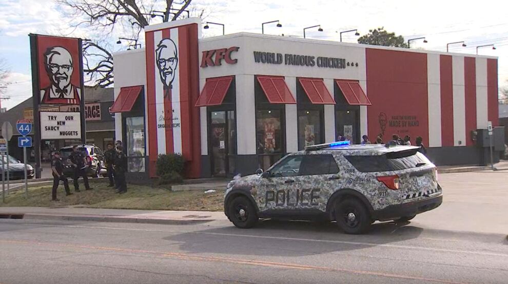 2 injured, 1 stabbed in fight at Union KFC