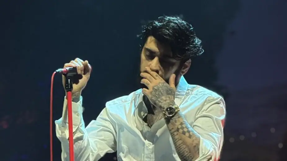 WATCH - Zayn Malik Gets Emotional Singing One Direction's Hit Track ...