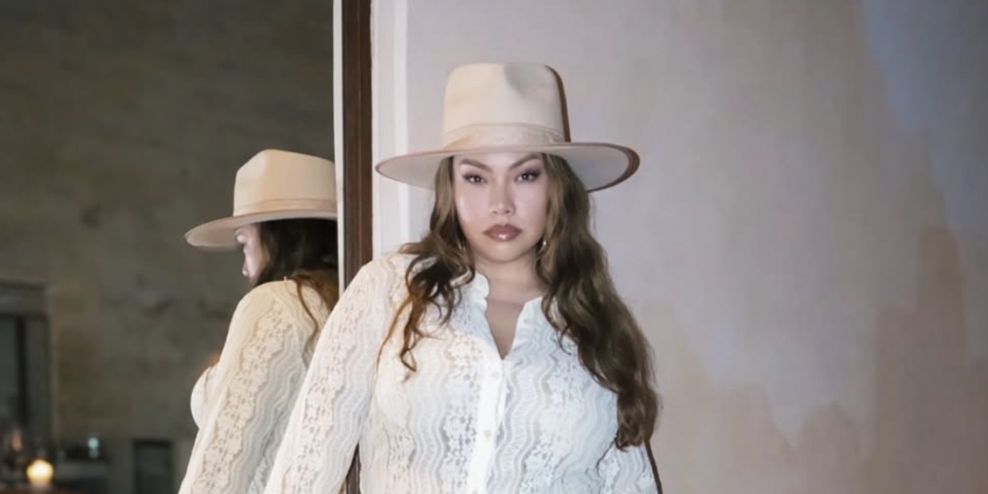 Denne modellen beviser at den stroppeløse kjolen smigrer alle figurer