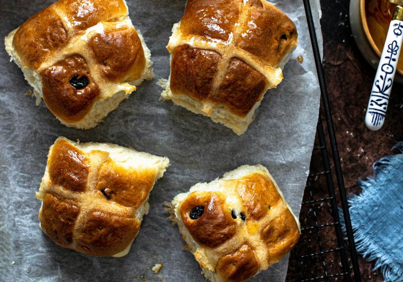 Hot cross buns: Voňavé sladké bochánky, které potěší nejen na Velikonoce