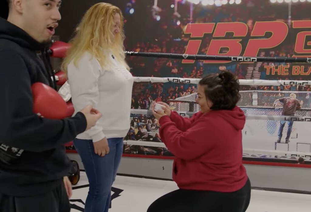Maeb le pide matrimonio a su novia en el ring antes de perder contra ...