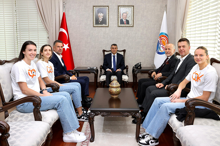 ÇİMSA ÇBK Mersin, Türkiye Kupası sevincini Vali Toros ile paylaştı