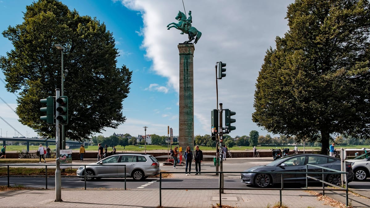 Düsseldorf: Radfahrer stirbt nach Unfall mit Auto am Joseph-Beuys-Ufer