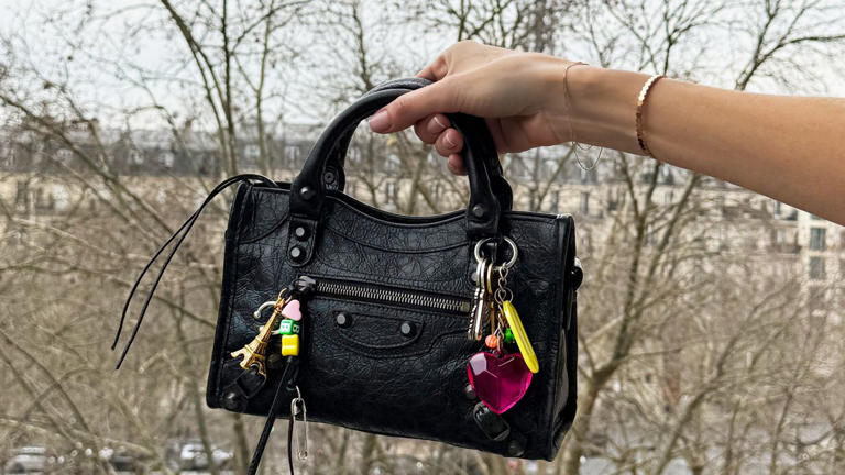 Bag charm : seul ce détail mode suffit pour rendre son look plus pointu