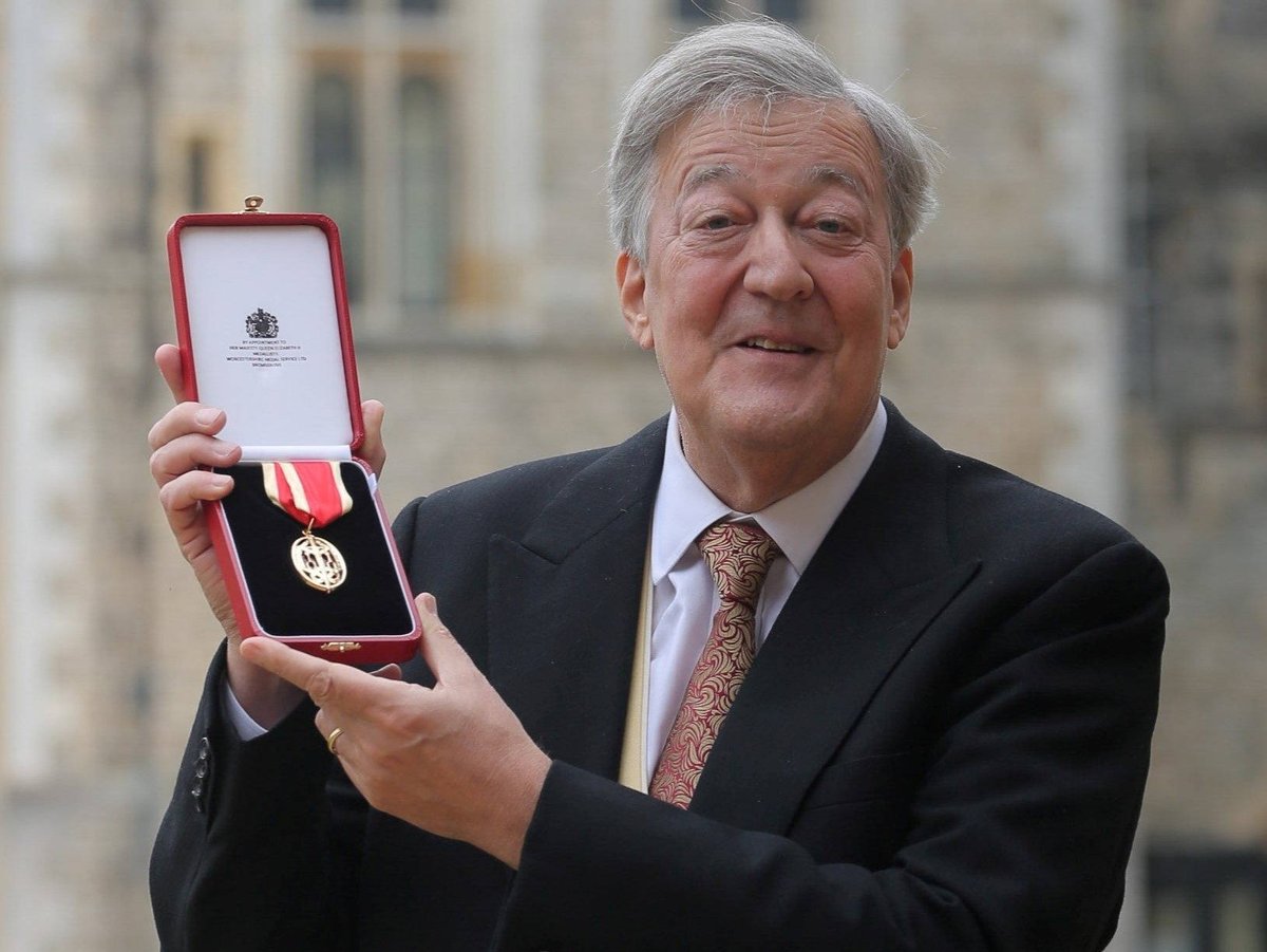 König Charles schlägt Stephen Fry zum Ritter