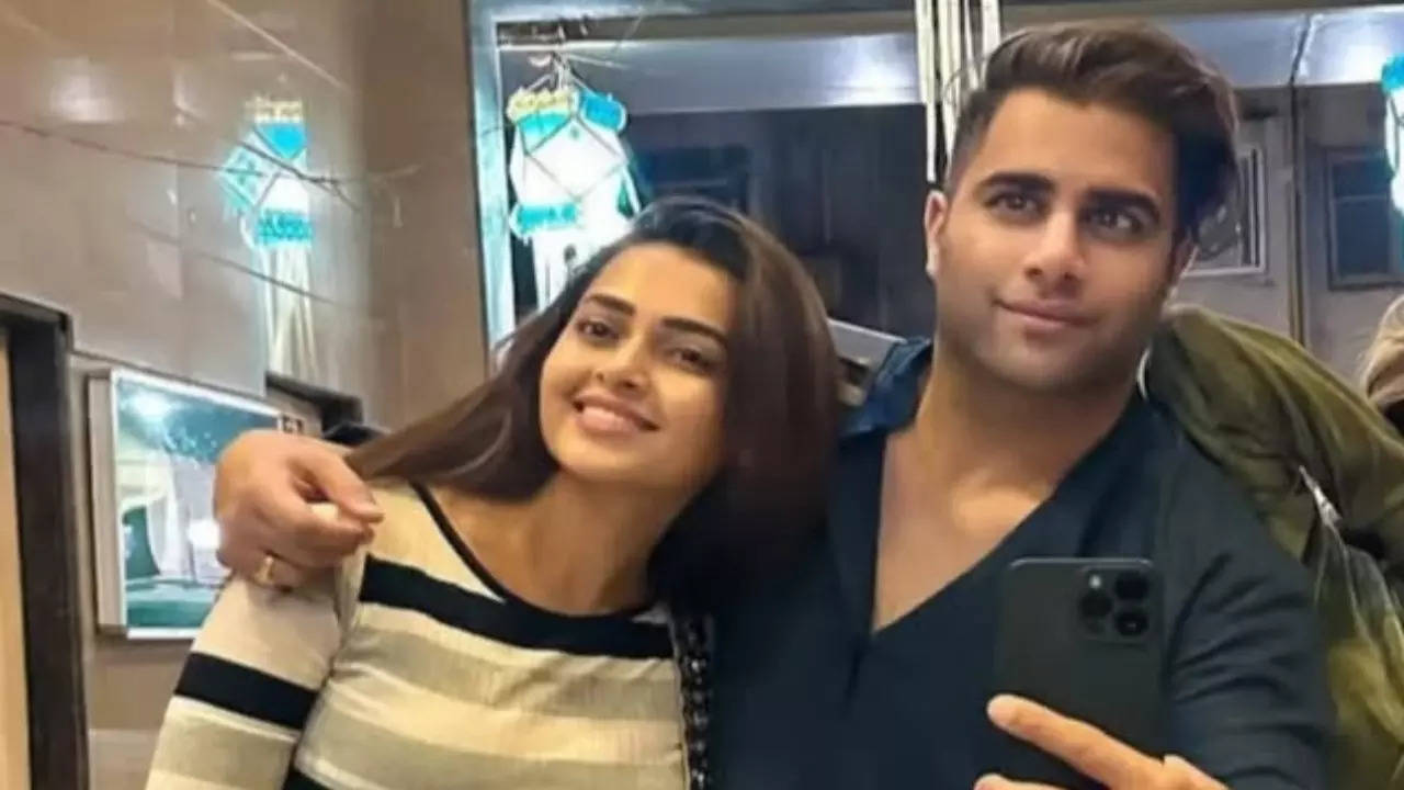 Celebrity MasterChef: Tejasswi Prakash-Rajiv Adatia Visit Shirdi Temple ...