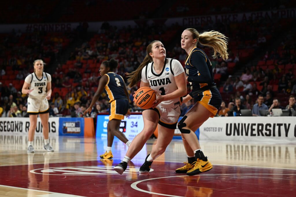 PHOTO GALLERY: Iowa WBB at the Norman Regional