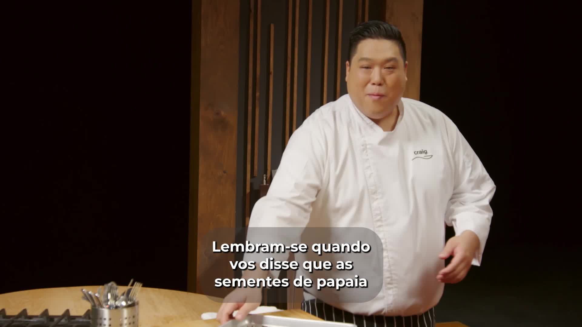 Salada tailandesa de carne de vaca da cascata com sementes de papaia em ...