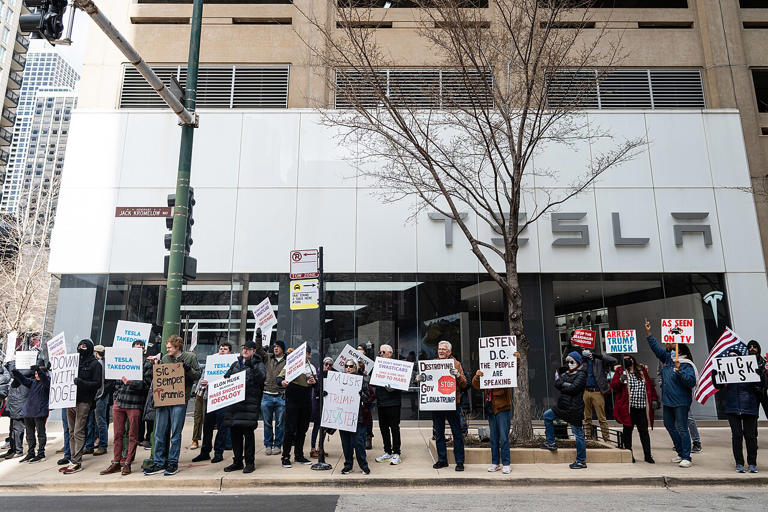 Trumps drag efter vågen av Tesla-attacker: “Det här är inhemsk terrorism”