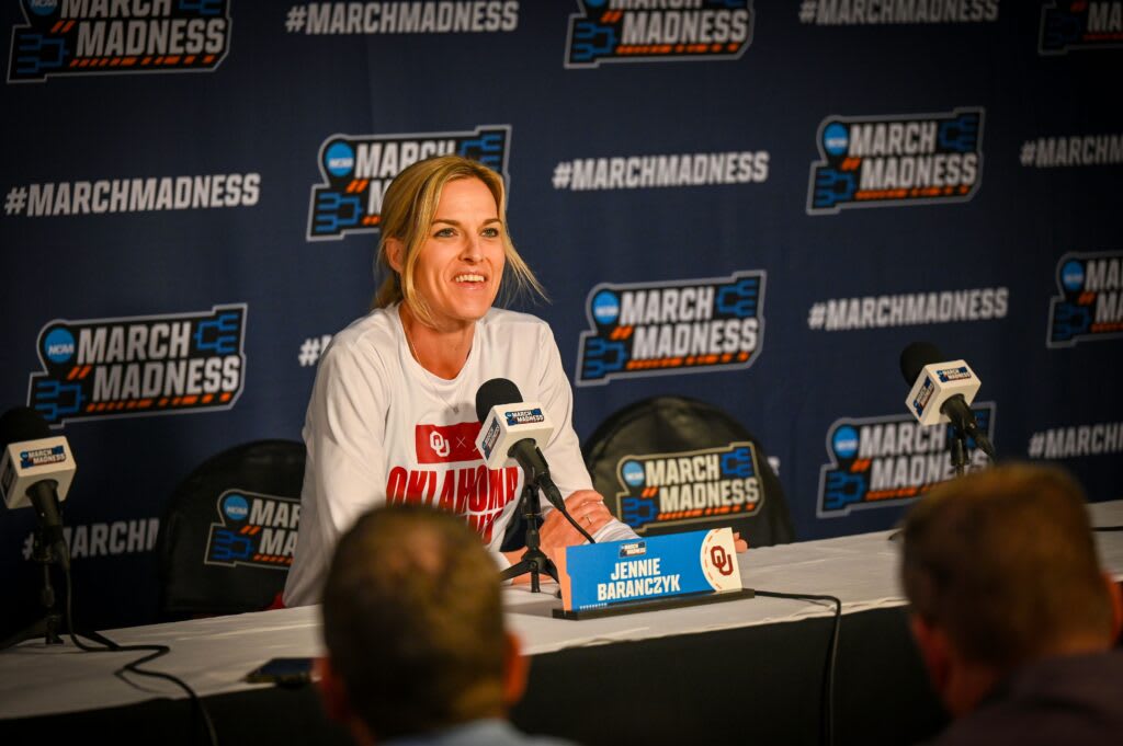 PHOTO GALLERY: Iowa WBB at the Norman Regional