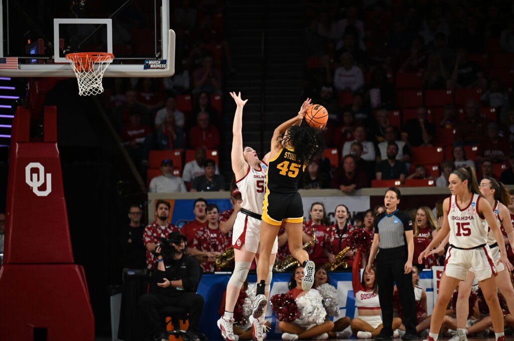 PHOTO GALLERY: Iowa WBB at the Norman Regional