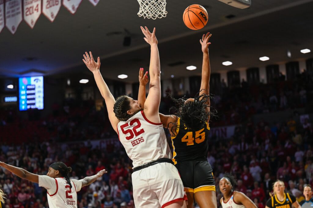 PHOTO GALLERY: Iowa WBB at the Norman Regional