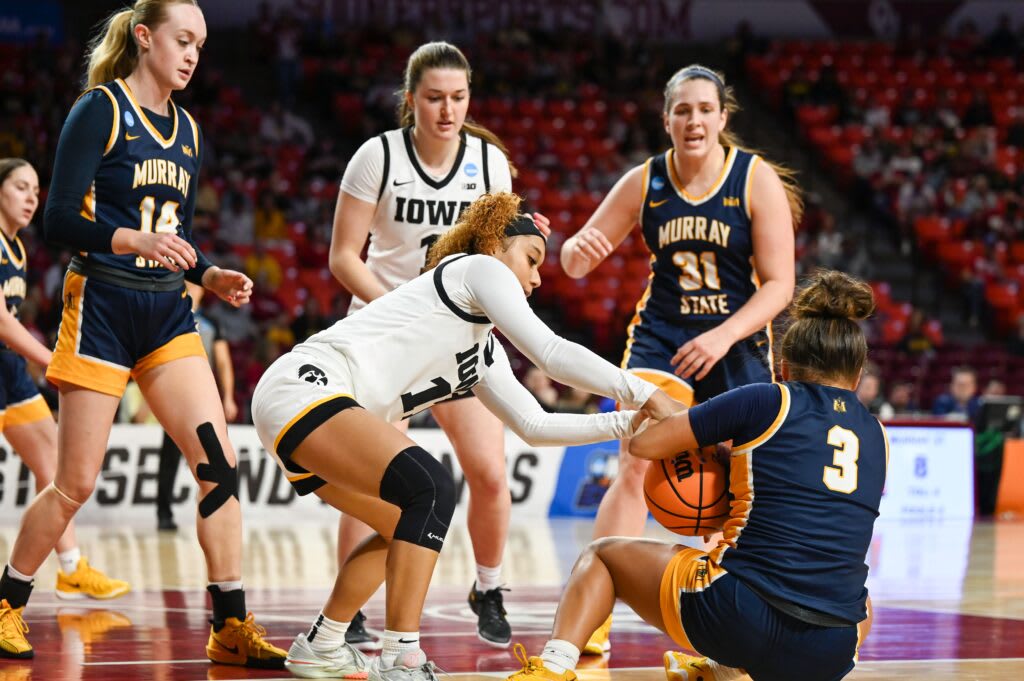 PHOTO GALLERY: Iowa WBB at the Norman Regional