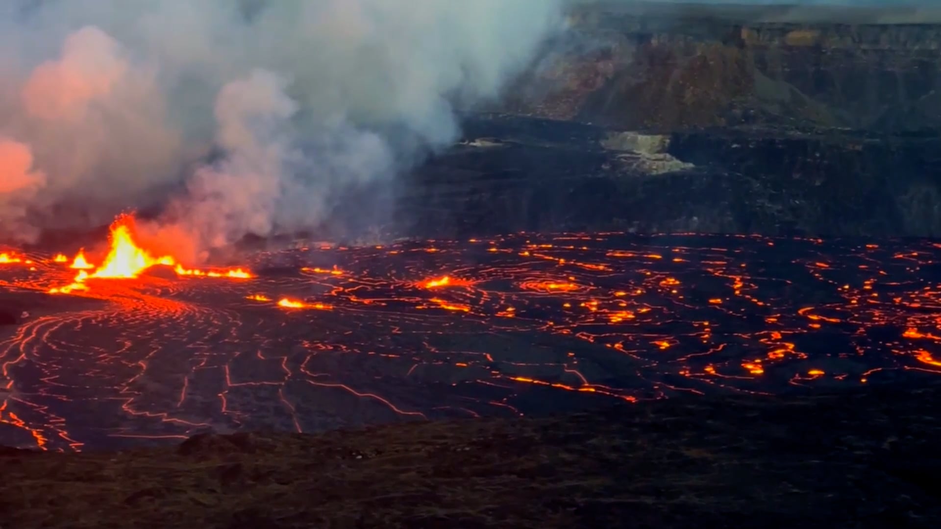Le volcan Kilauea d'Hawaï entre en éruption : vues aériennes des ...