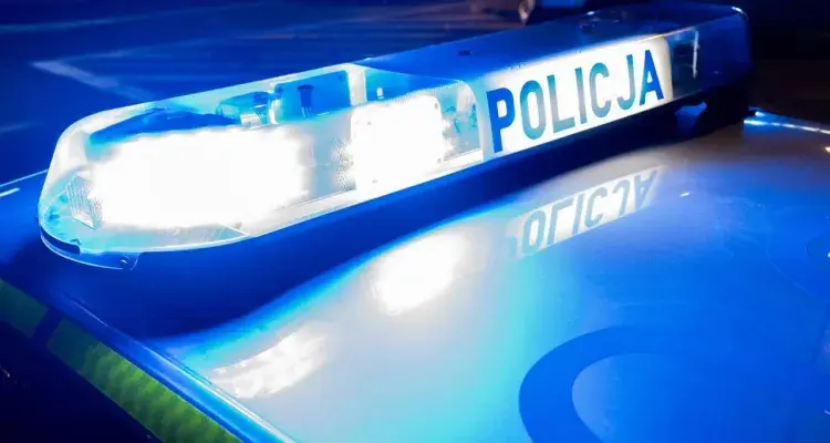 Bosy trzylatek błąkał się po ulicach. A pijana matka spała w domu