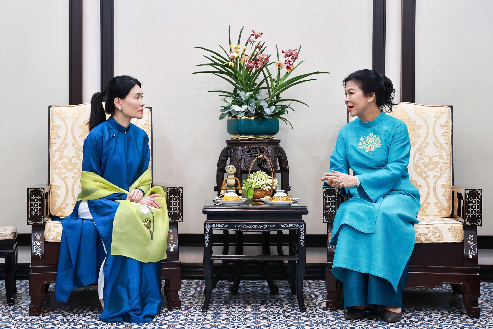 Phu nhân Tổng Bí thư Tô Lâm tặng phu nhân Thủ tướng Singapore áo dài