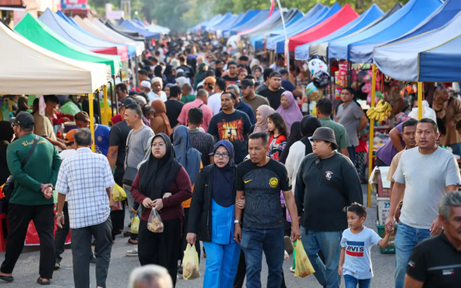 Bazaar traders report lower sales as customers tighten belts