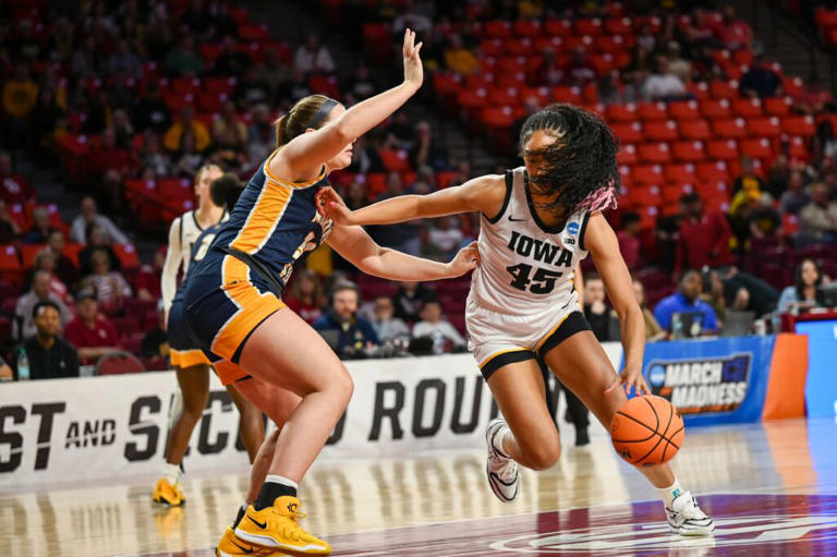 PHOTO GALLERY: Iowa WBB at the Norman Regional