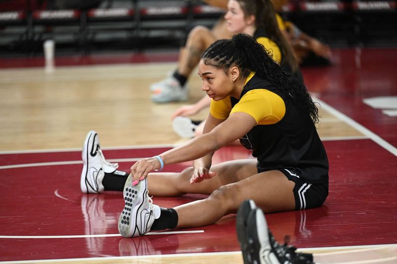 PHOTO GALLERY: Iowa WBB at the Norman Regional