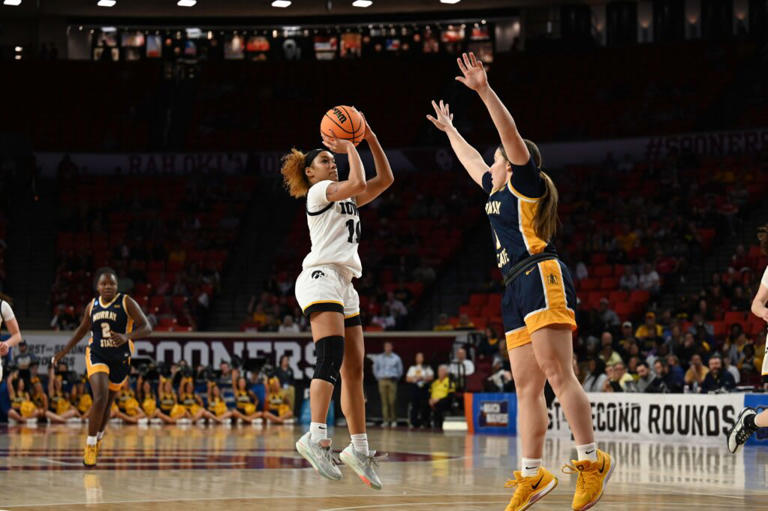 PHOTO GALLERY: Iowa WBB at the Norman Regional