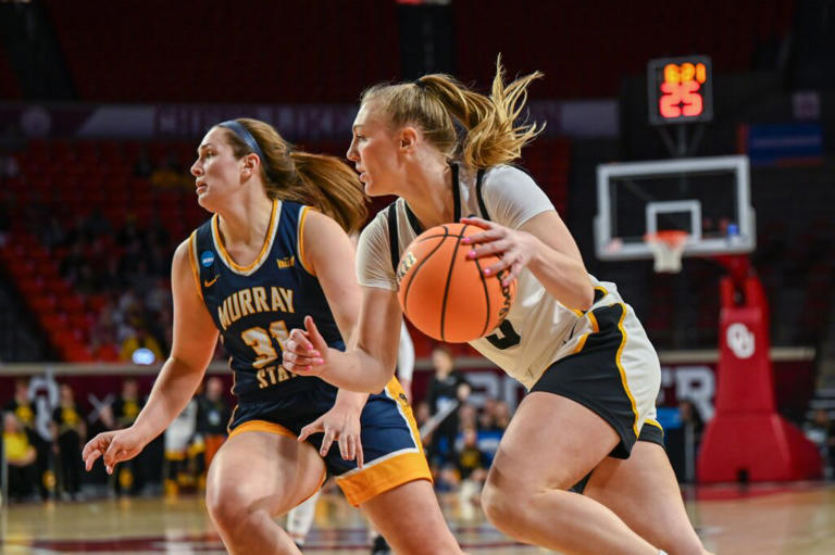 PHOTO GALLERY: Iowa WBB at the Norman Regional