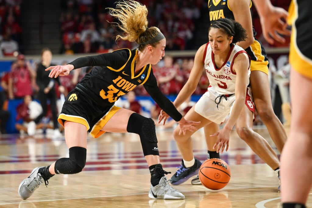 PHOTO GALLERY: Iowa WBB at the Norman Regional