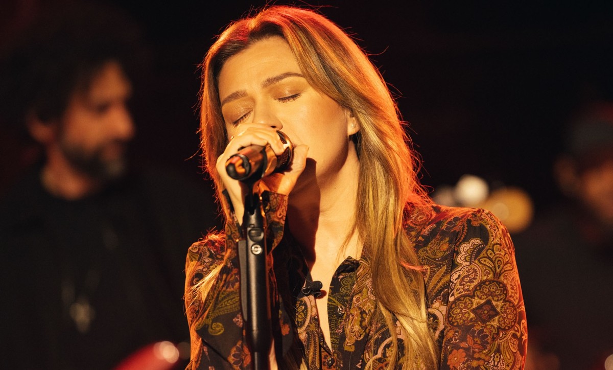 Kelly Clarkson Fans Praise Long-Awaited Kellyoke Cover: 'Finally Some Recognition'