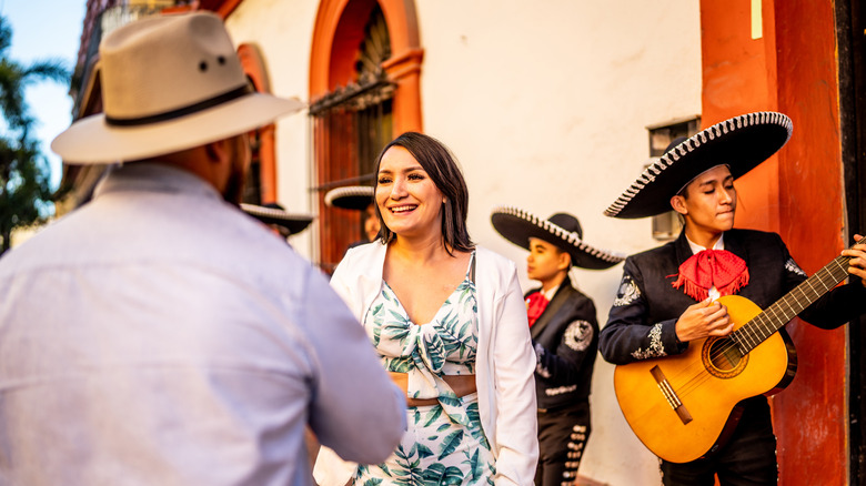 Body Language Etiquette Rules Tourists Will Want To Follow When In Mexico