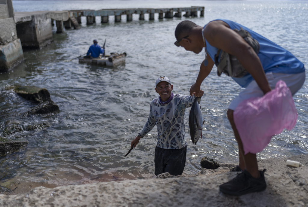 PHOTO GALLERY:Ingenuity at sea: Cubans use makeshift rafts known as ...