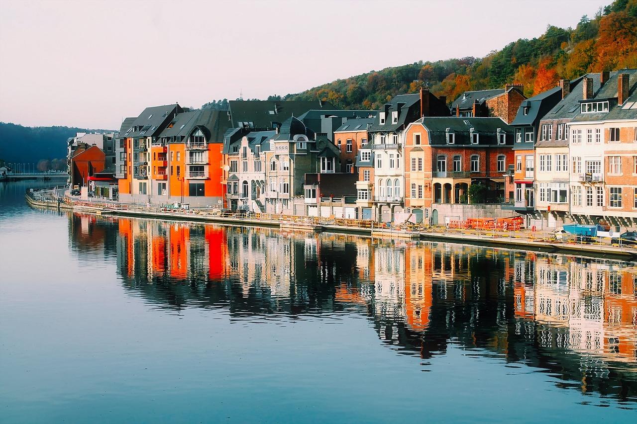 12 Cities Built Entirely Over Water