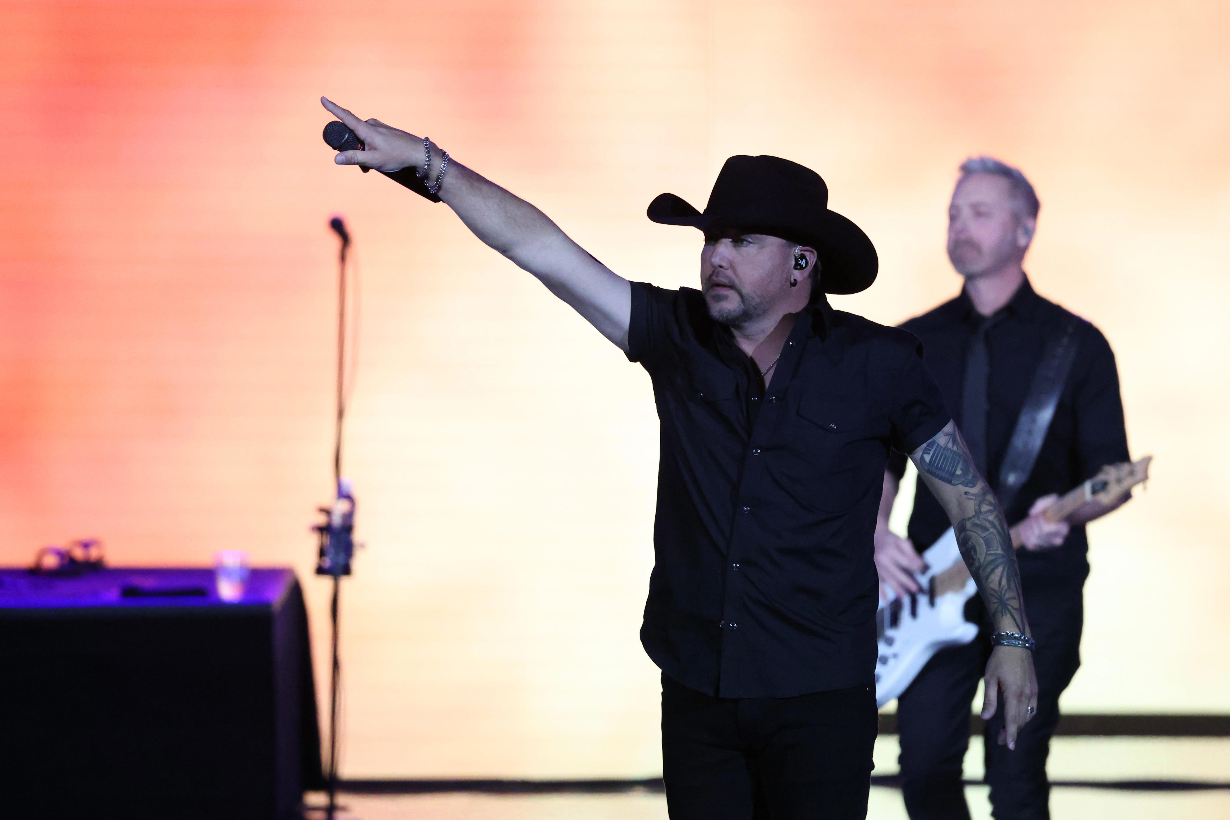 Huge rodeo fest brings country superstars (and Nickelback) to Phoenix ...