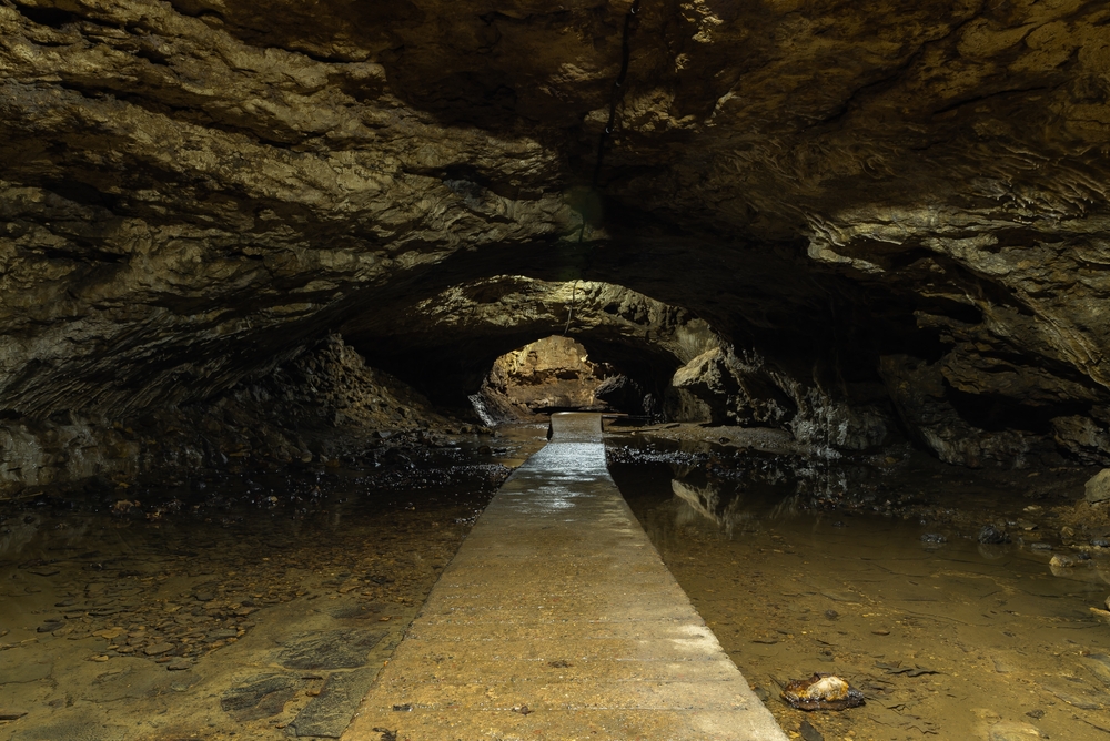 13 Ancient Limestone Caves Are Squeezed Into 6 Miles of Trails Inside ...