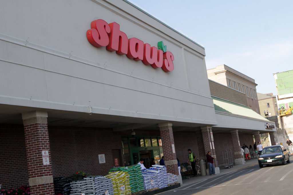 Vermont State Police respond to bomb threat at Shaw's supermarket in ...