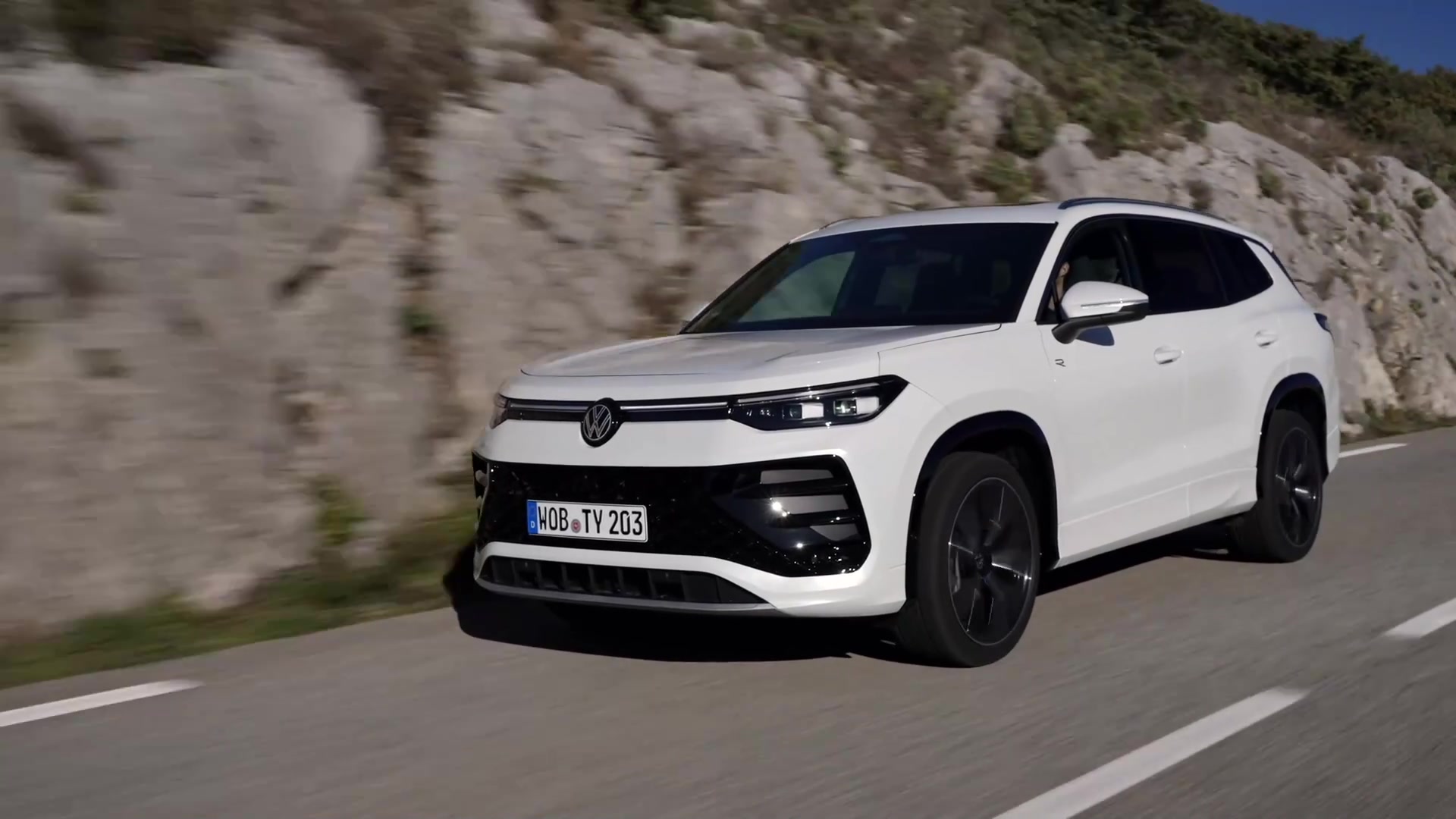 The all-new Volkswagen Tayron in Oryx White Driving Video
