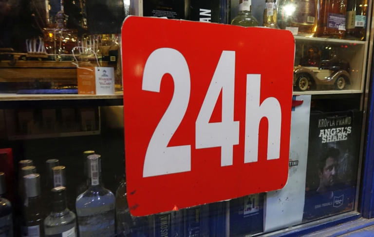 Bosy chłopiec błąkał się po ulicy. Pijana matka spała w domu