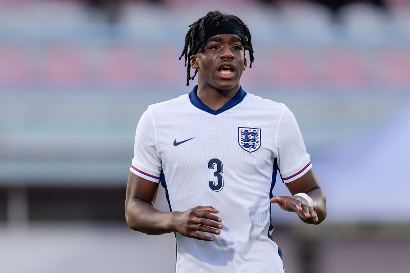 Manchester United trying to secure future of youngster who 'impressed ...