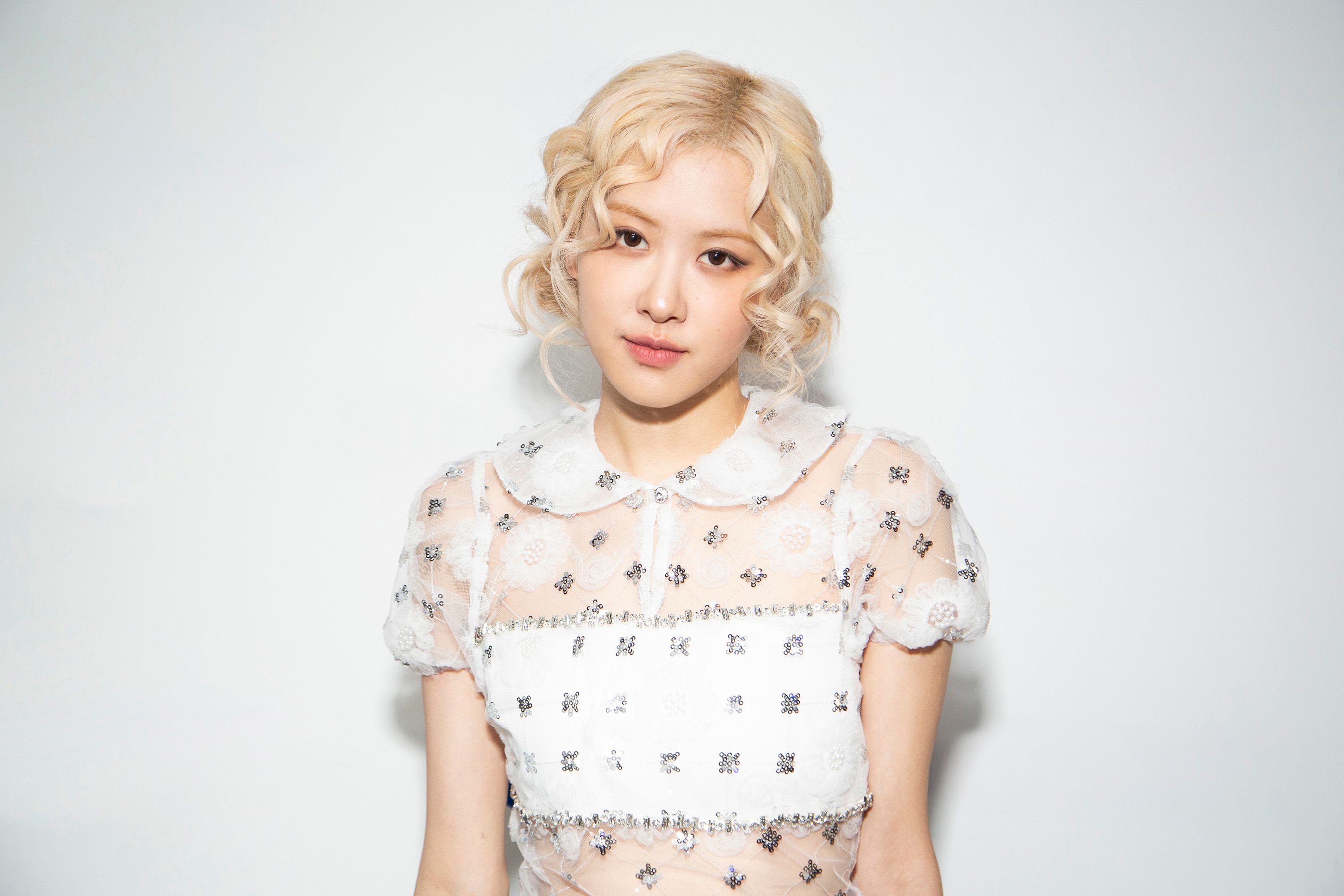 BLACKPINK's Rosé Fully Committed to Bleached Brows Trend — See Photos