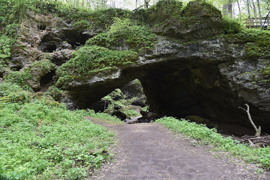 13 Ancient Limestone Caves Are Squeezed Into 6 Miles of Trails Inside ...