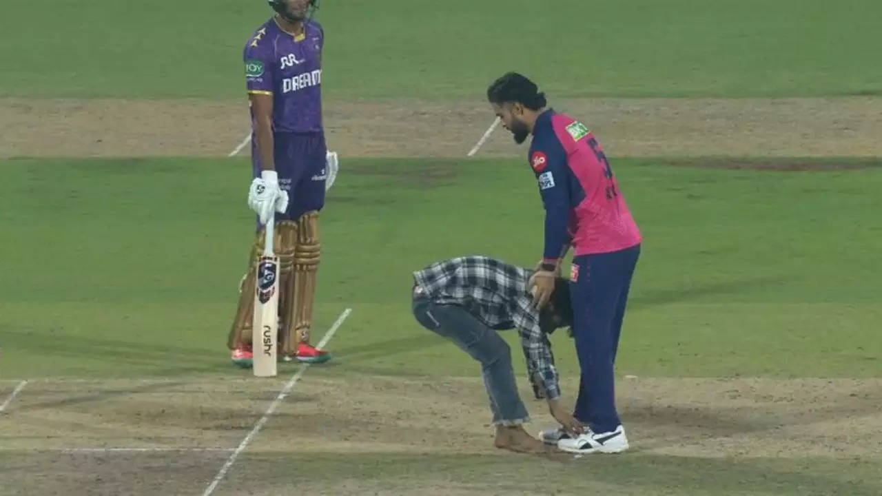 '50 Kaat Overacting Ka': Memes Galore As Fan Invades Pitch To Touch ...