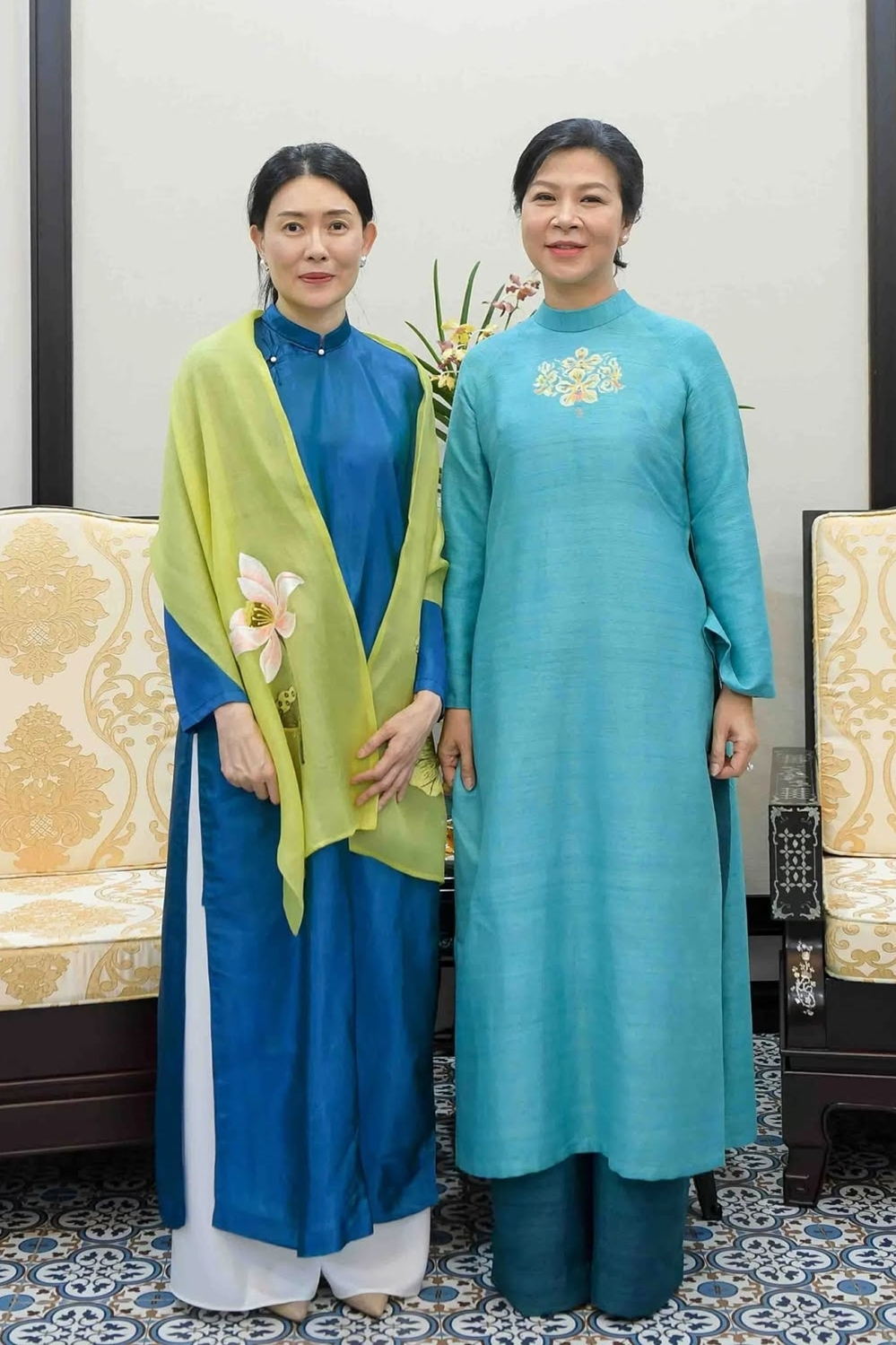 Phu nhân Thủ tướng Singapore diện áo dài tơ tằm