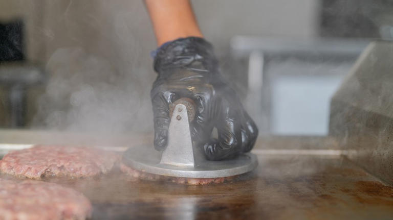 High Heat And Cold Meat: The Secret To A Great Smash Burger