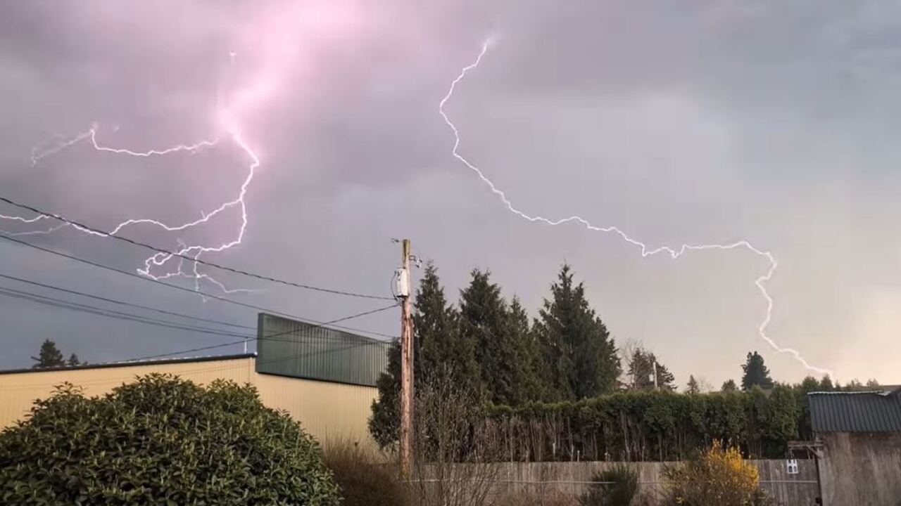 Lightning strikes captured on video in Seattle area